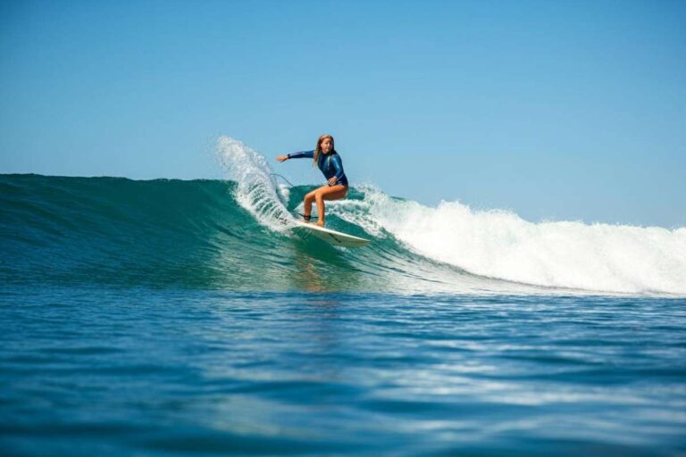 Victoria Backhaus: la surfista che vive la libertà con un'anima rock ...